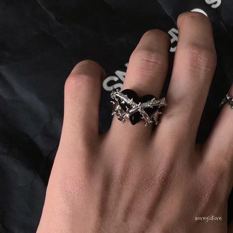فرستنده یایا باباسی ♡ انگشتر قلب مشکی سیم خاردار